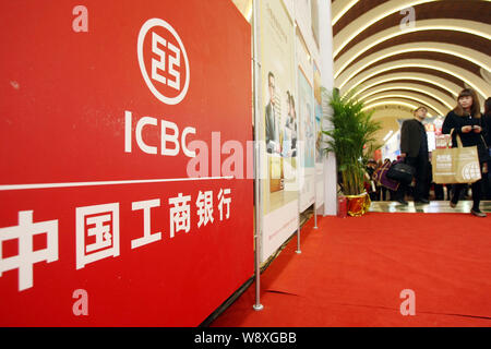 --FILE--People visit the stand of ICBC (Industrial and Commercial Bank ...