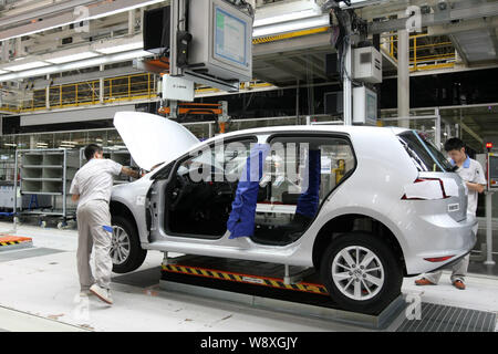 --FILE--Chinese workers assemble Volkswagen cars on the assembly line ...