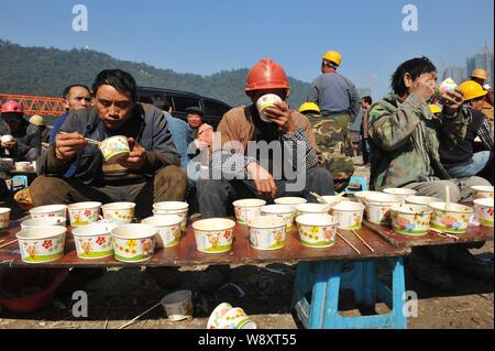 Workers eat their lunch at a construction site Stock Photo - Alamy
