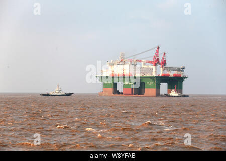 Semi Submersible offshore platform Stock Photo - Alamy