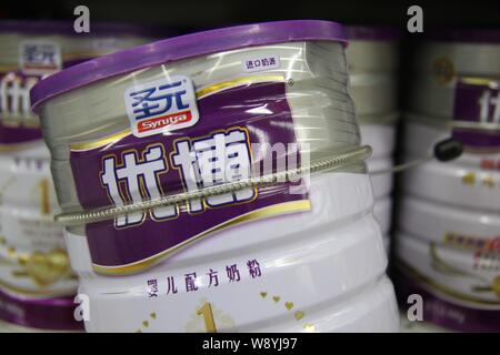 --FILE--A customer shops for a tin of Firmus milk powder of Feihe Dairy ...