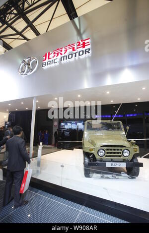 People visit the 15th Beijing International Catering Supply Chain ...