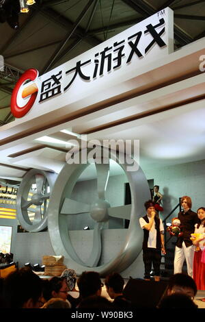Visitors crowd the stand of Shanda Games at the Shanghai New ...
