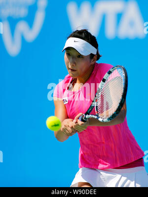 China's Zhang Kailin returns a shot to Spain's Carla Suarez Navarro ...