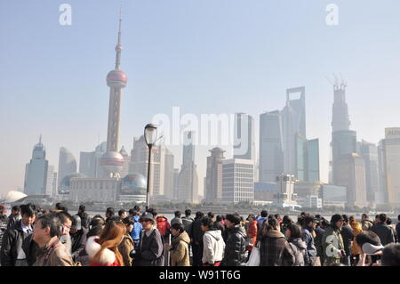 --FILE--Tourists crowd the promenade on the Bund against the skyline of ...