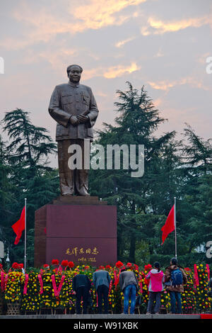Statue of China's former Chairman Mao Zedong Stock Photo - Alamy