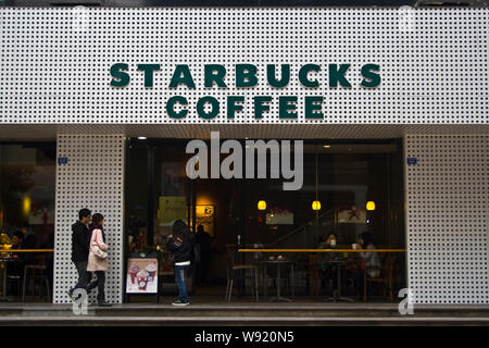 Starbucks Coffee in Chengdu, China Stock Photo - Alamy