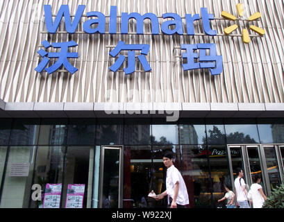 walmart inc is the worlds largest retailer Stock Photo - Alamy