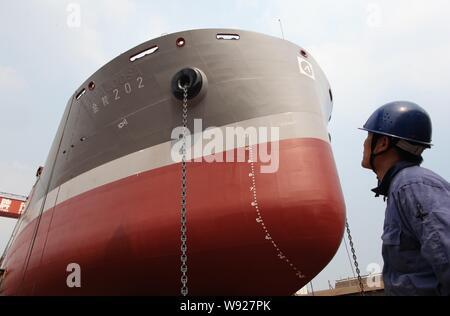 --FILE--A ship is being built at the Jinling Shipyard of China ...