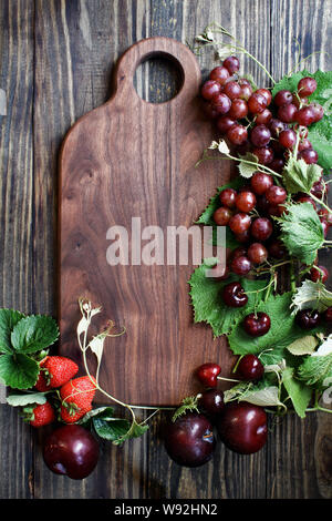 Fresh dark red grapes close up Stock Photo - Alamy