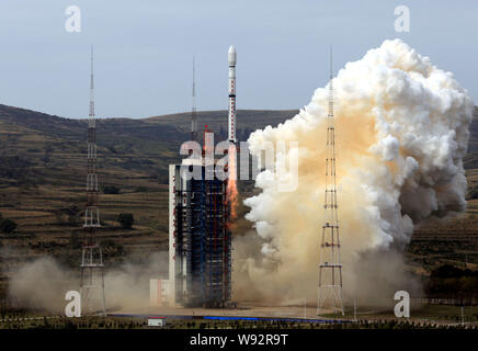 A Long March 4C (CZ-4C) carrier rocket carrying a Fengyun-3 polar ...