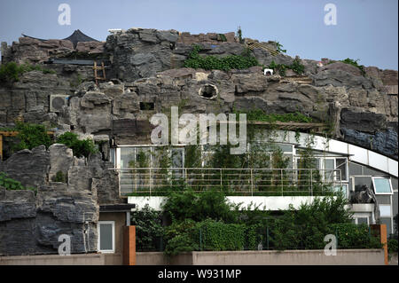 The apartment building which a professor built a mountaintop on the ...