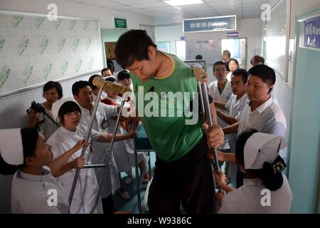 Wang Fengjun, the 2.55-metre Chinese man who is among the worlds ...