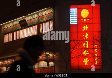 Beijing Tong Ren Tang Chinese traditional medicine shop at Dragon Stock ...
