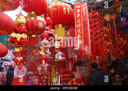People select decorations for Spring Festival in Shenyang City ...