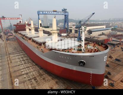 --FILE--A ship is being built at the Jinling Shipyard of China ...