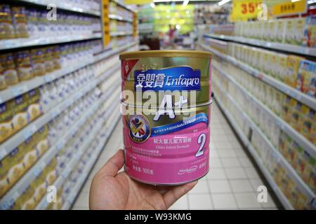 --FILE--A Chinese customer shops for Enfapro and Enfakid baby formula ...