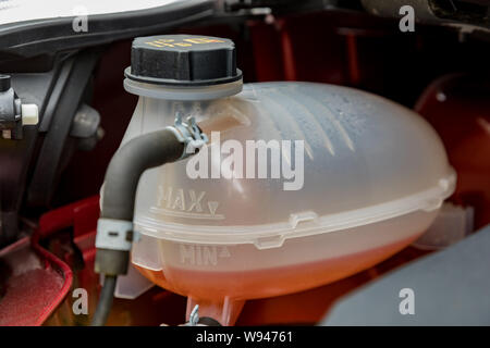 Antifreeze coolant recovery and expansion tank for radiator cooling ...