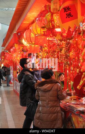 People select decorations for Spring Festival in Shenyang City ...