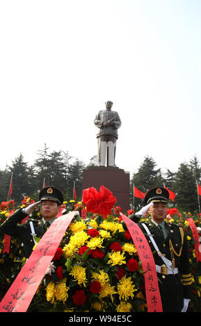 Chinese soldiers salute in front of the new China-made Type 052C guided ...