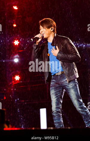 Chinese descendant-America singer David Zee Tao sings at the Voice of ...