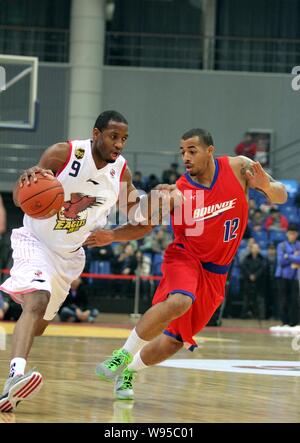 Tracy McGrady of the Qingdao Eagles, left, poses with his teammate ...