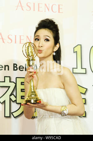 Taiwanese singer A-Lin kisses her award for Best Female Singer ...