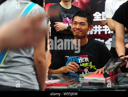 Chinese badminton world champion Lin Dan signs autograph for fans ...