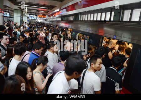 --FILE--A crowd of passengers try to squash into a Metro train at a ...