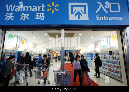 --FILE--Customers go shopping at a supermarket of Walmart in Yichang ...