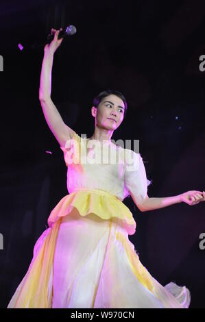 --File--Hong Kong singer Faye Wong is pictured during a charity banquet ...