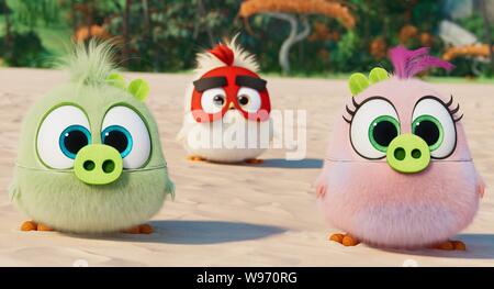 THE ANGRY BIRDS MOVIE 2, Zoe (Brooklynn Prince, pink), Vivi (voice ...
