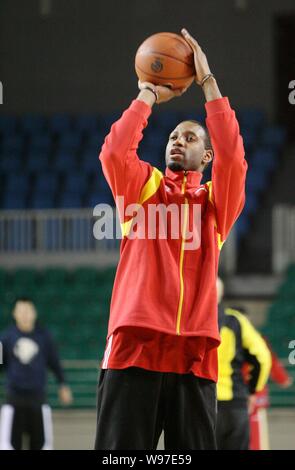 Tracy McGrady of the Qingdao Eagles warms up during a training session ...