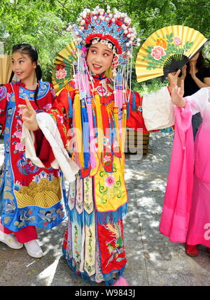 Peking Opera characters Stock Photo - Alamy