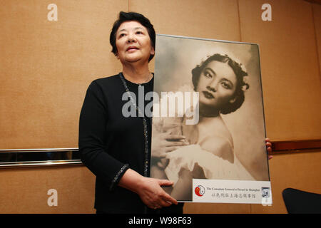 Rosa Hung or Hong Luoxia, 74, shows an old photo of her taken by Jewish ...