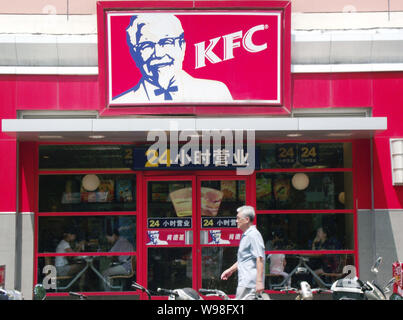 A man walks past a KFC restaurant in London Stock Photo - Alamy