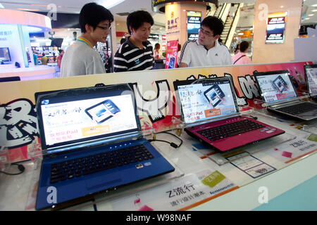 Chinese customers shop for Lenovo laptop computers at a shopping mall ...