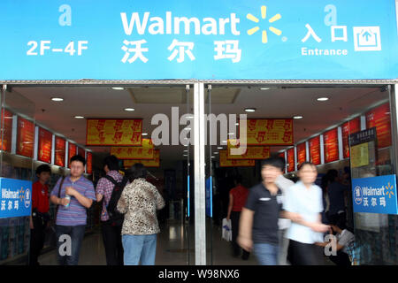 wal mart is the world's largest retailer Stock Photo - Alamy
