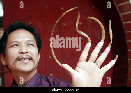 Chinese man with long fingernails, China c.1890 Stock Photo - Alamy
