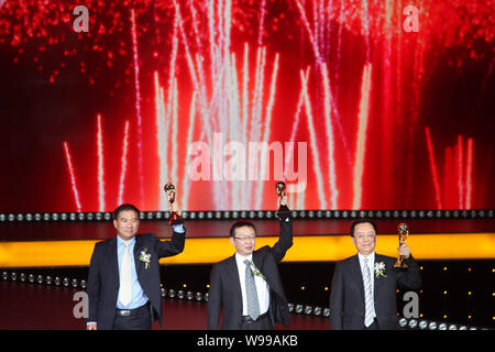 (From left) Cui Weixing, President of Deppon Express, Chen Nian, CEO of ...