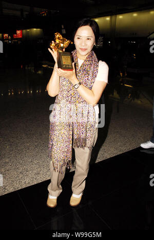 Hong Kong actress Deannie Yip (Deannie Ip) holds her trophy for the ...