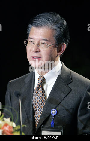 --File-- Vincent Lo, Chairman of Shui On Group, attends a forum in ...