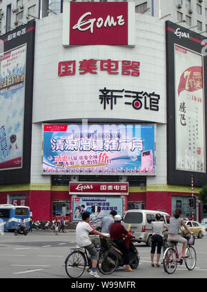 --FILE--View of a store of Chinese electronics retailer Suning Holdings ...