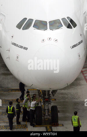 Airbus a380 Emirates in Shanghai Pudong Airport, China Stock Photo - Alamy