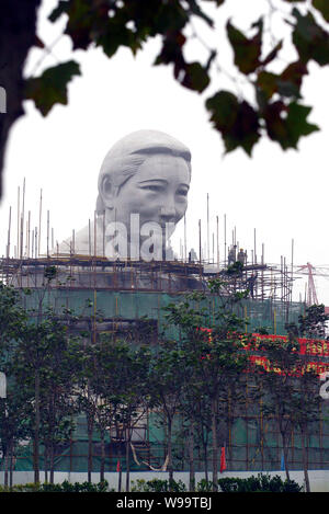 Chinese workers are building a 24-meter-high stone statue of Soong ...
