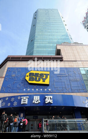 Customers at Best Buy electronics store browse the large flat screen ...