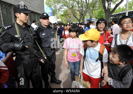Chinese Security Armed Guard Stock Photo - Alamy
