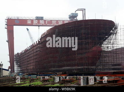 Shipbuilding at the Jinling shipyard, Nanjing Stock Photo - Alamy