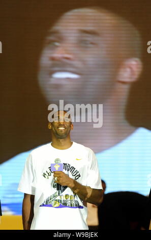 Fans of NBA star player Kobe Bryant of Los Angeles Lakers take pictures ...