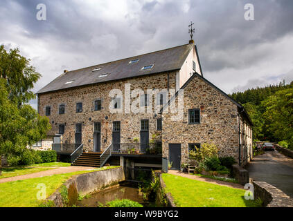 UK, England, Devon, Staverton, old stone bridge over River Dart, beside ...